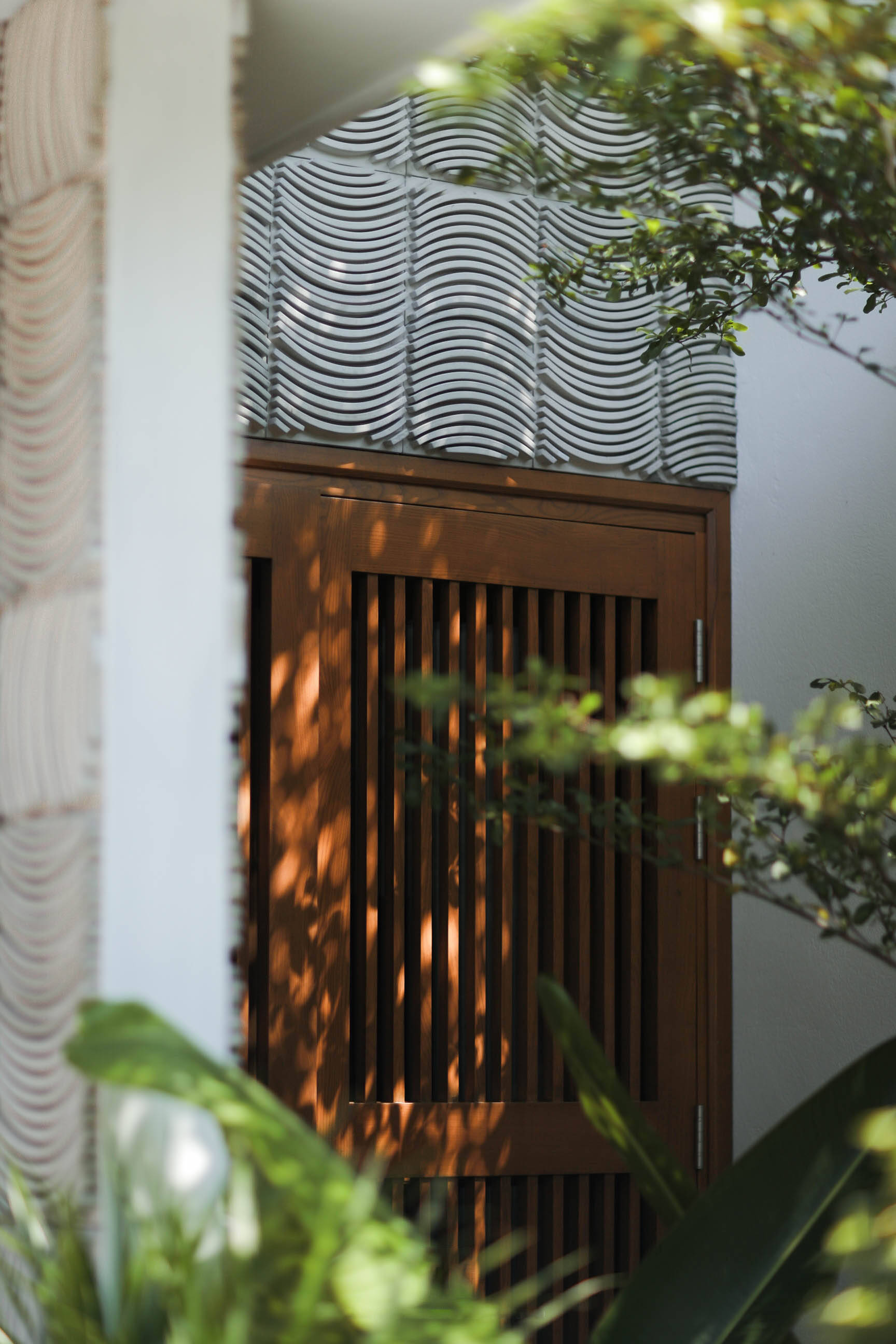 LING HOUSE - Ngôi nhà thiết kế “đóng-mở” độc đáo với 3 giếng trời | The ...