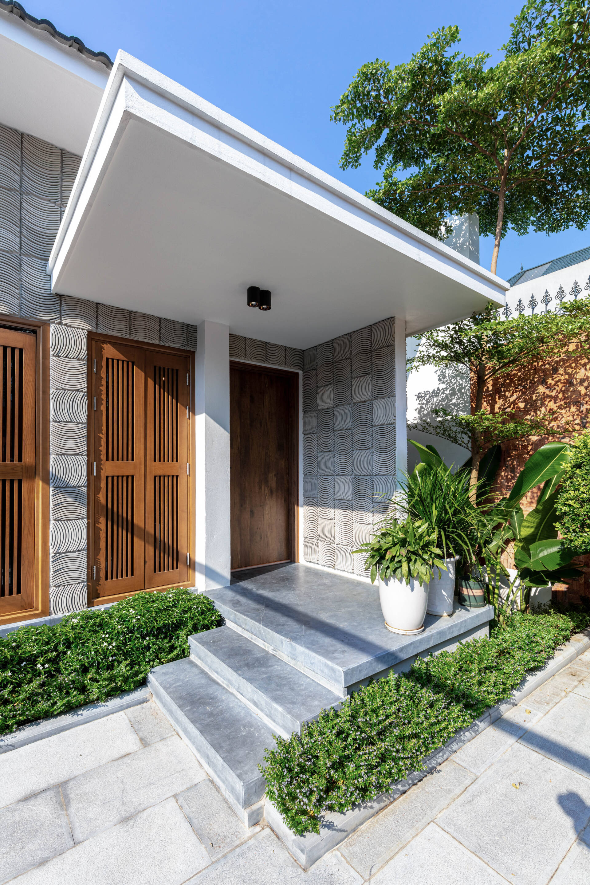 LING HOUSE - Ngôi nhà thiết kế “đóng-mở” độc đáo với 3 giếng trời | The ...