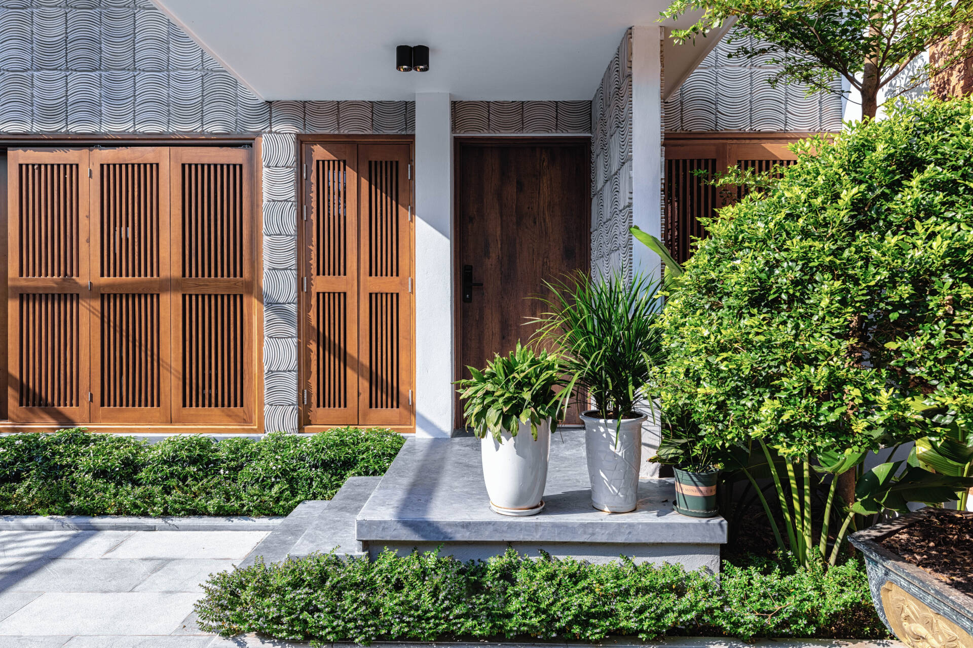LING HOUSE - Ngôi nhà thiết kế “đóng-mở” độc đáo với 3 giếng trời | The ...