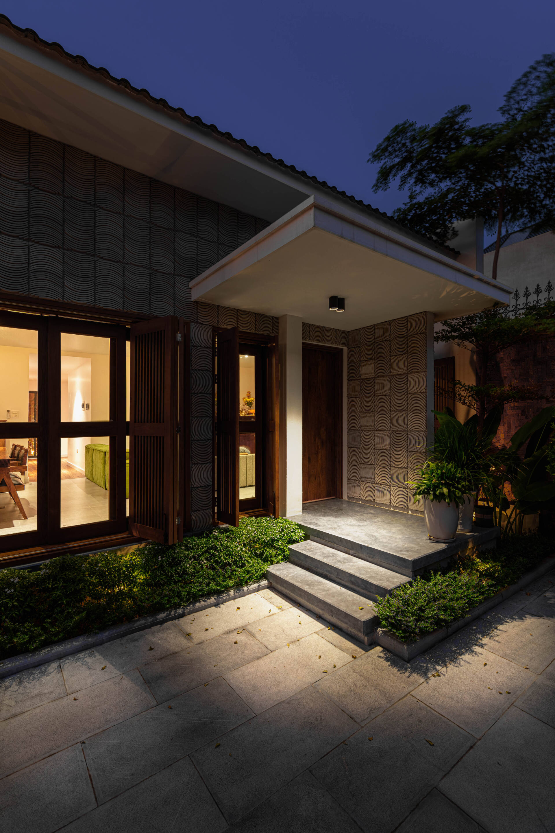 LING HOUSE - Ngôi nhà thiết kế “đóng-mở” độc đáo với 3 giếng trời | The ...