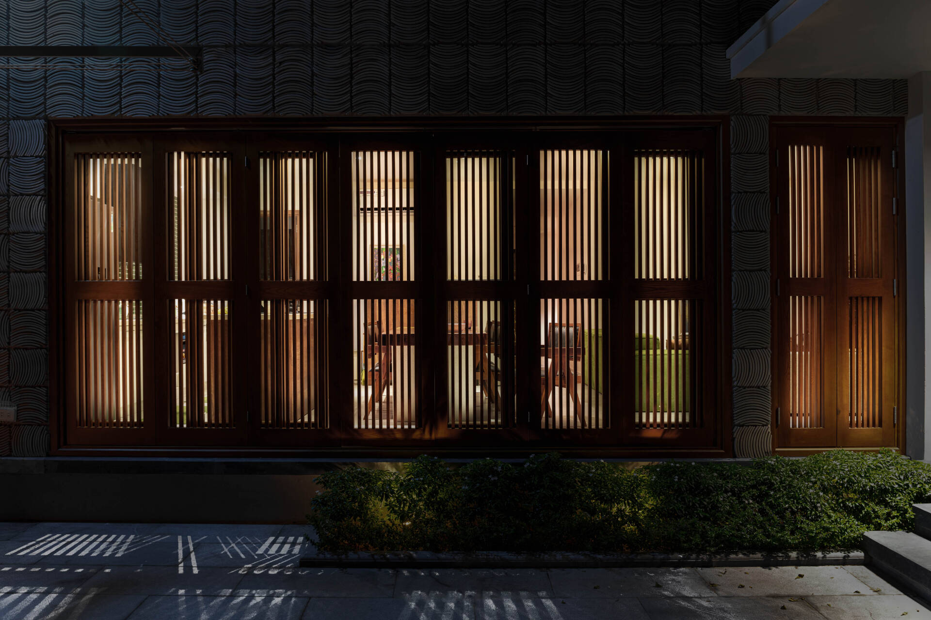 LING HOUSE - Ngôi nhà thiết kế “đóng-mở” độc đáo với 3 giếng trời | The ...