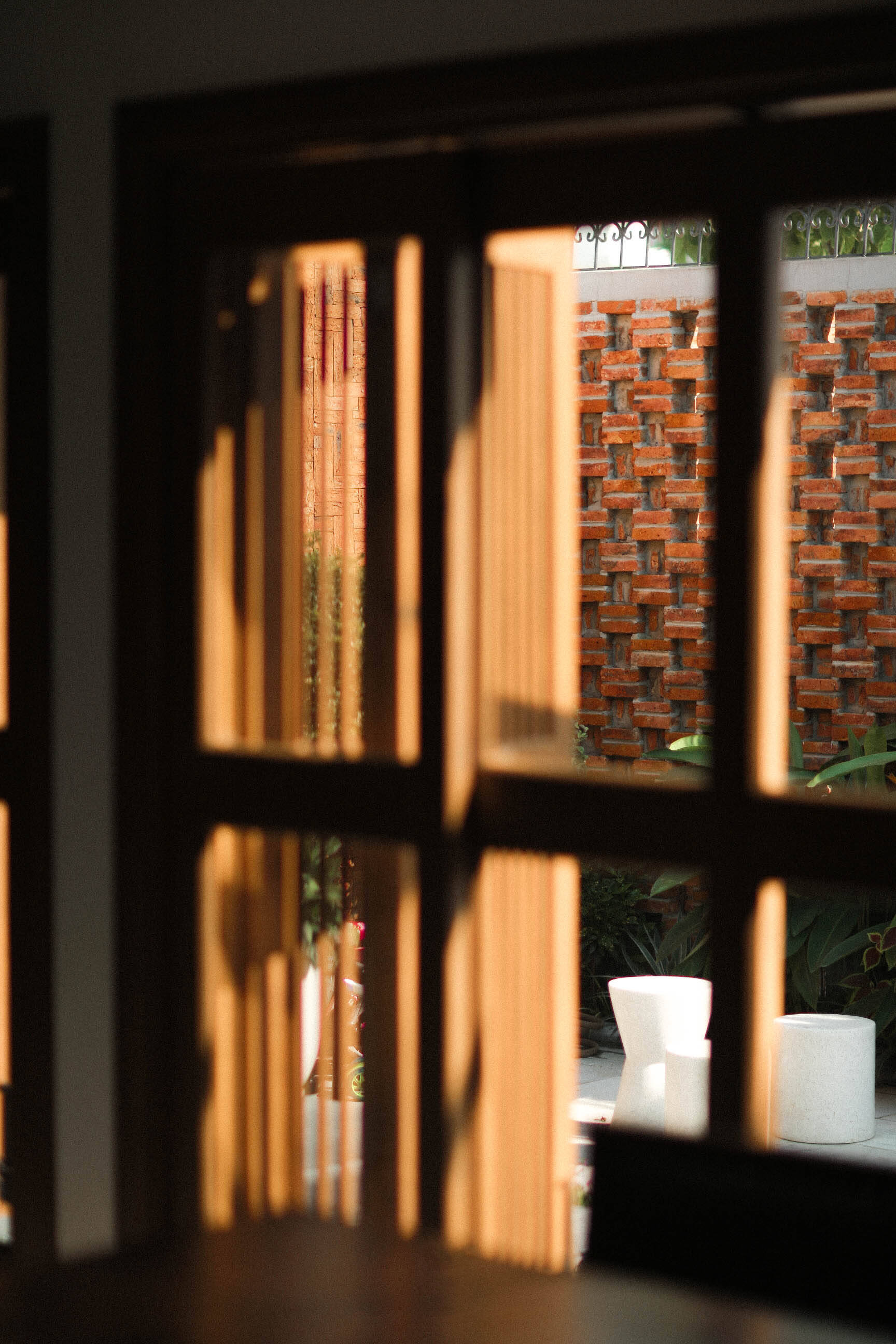 LING HOUSE - Ngôi nhà thiết kế “đóng-mở” độc đáo với 3 giếng trời | The ...