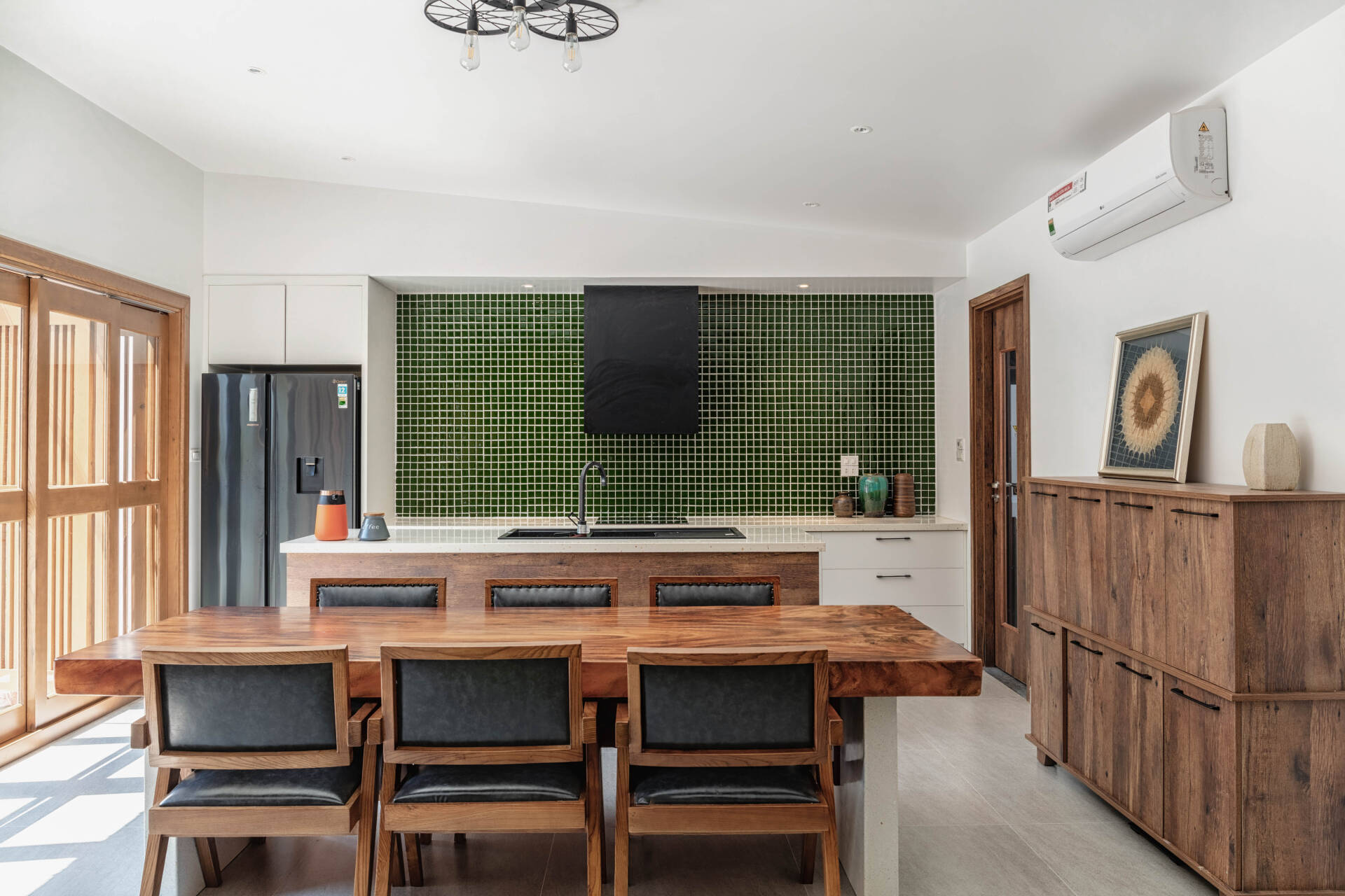 LING HOUSE - Ngôi nhà thiết kế “đóng-mở” độc đáo với 3 giếng trời | The ...
