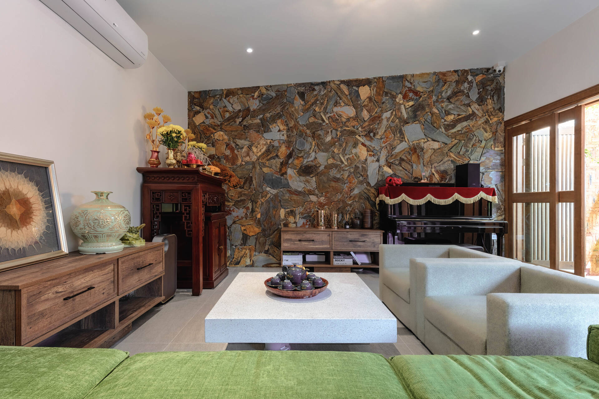 LING HOUSE - Ngôi nhà thiết kế “đóng-mở” độc đáo với 3 giếng trời | The House Of Studio