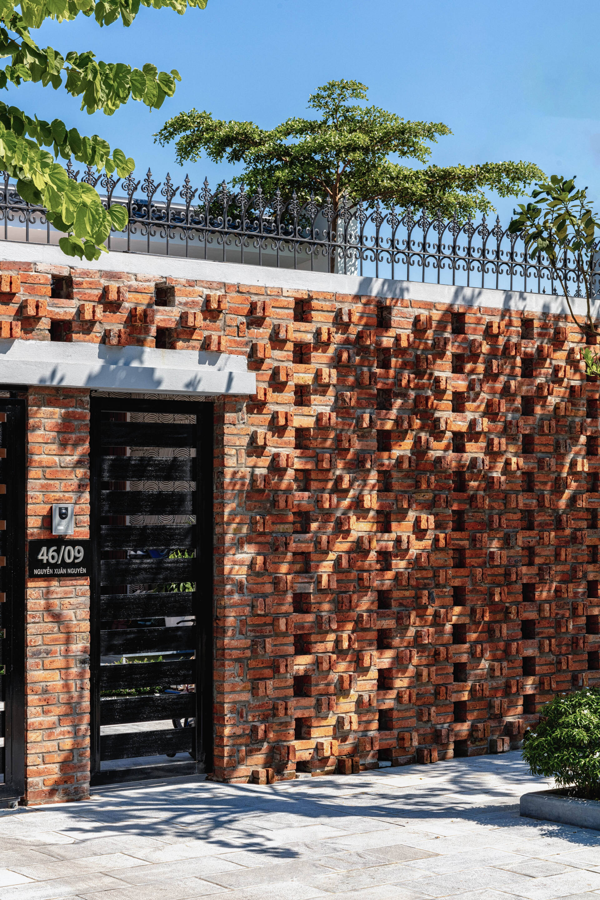 LING HOUSE - Ngôi nhà thiết kế “đóng-mở” độc đáo với 3 giếng trời | The ...