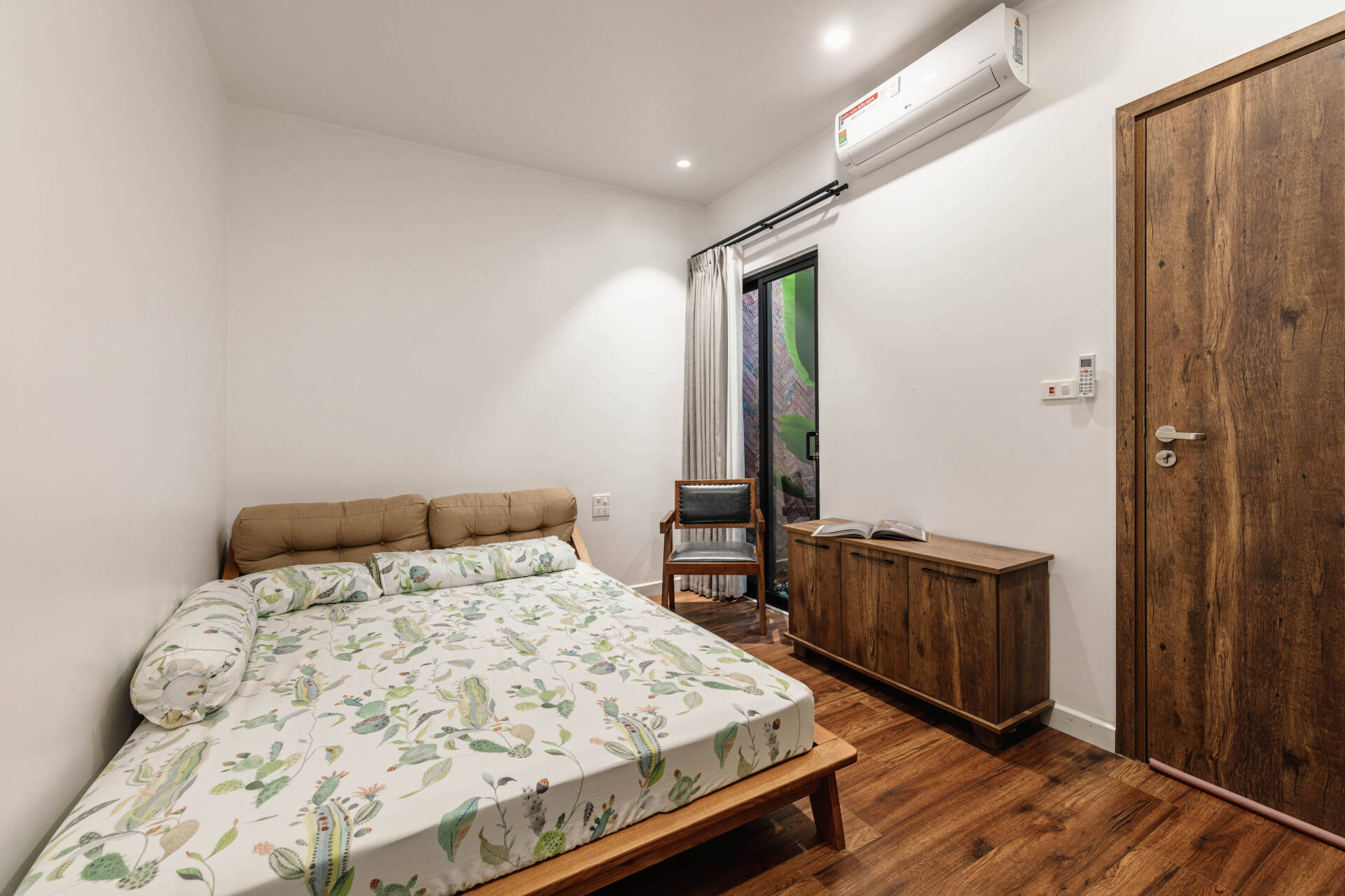 LING HOUSE - Ngôi nhà thiết kế “đóng-mở” độc đáo với 3 giếng trời | The ...