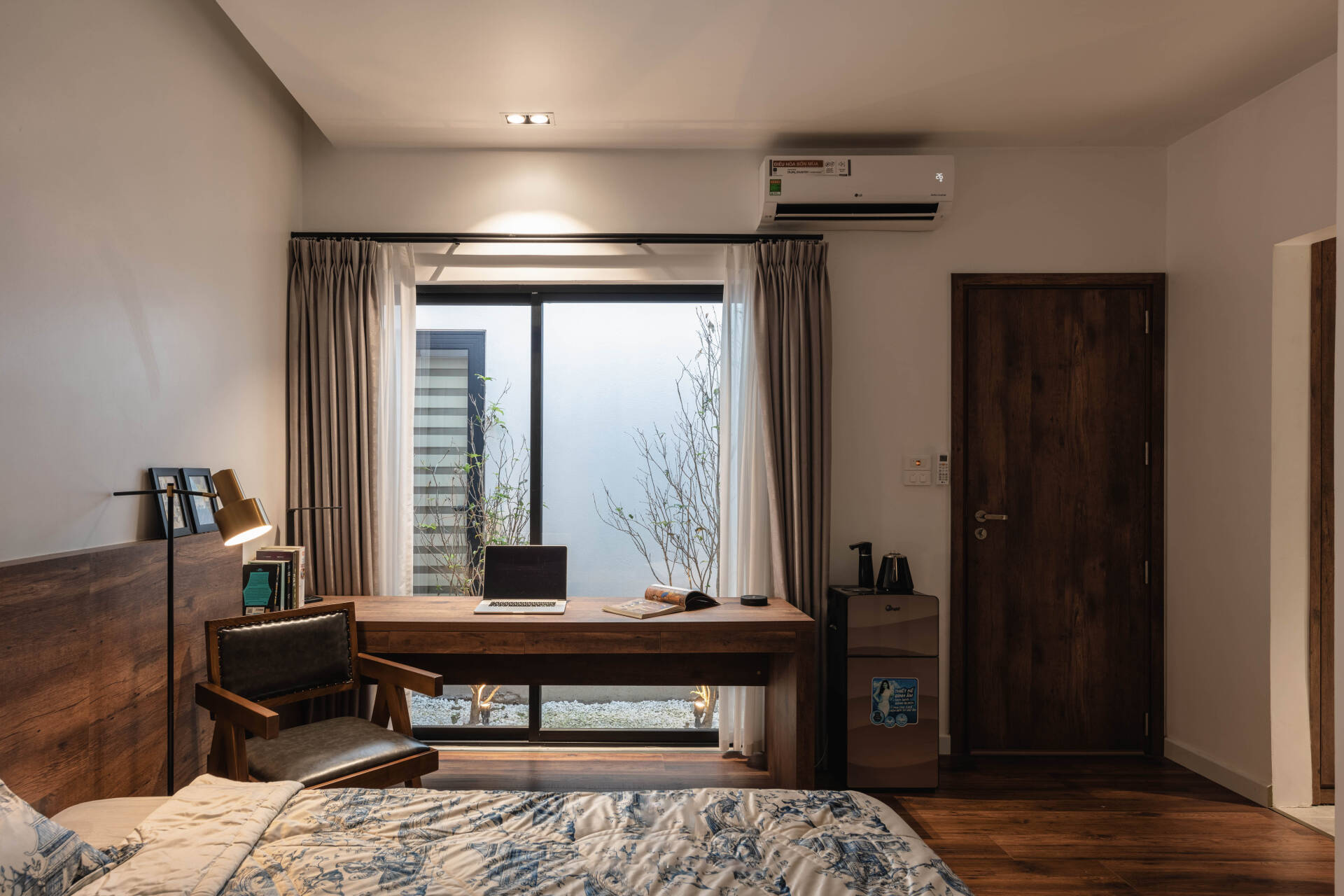 LING HOUSE - Ngôi nhà thiết kế “đóng-mở” độc đáo với 3 giếng trời | The ...