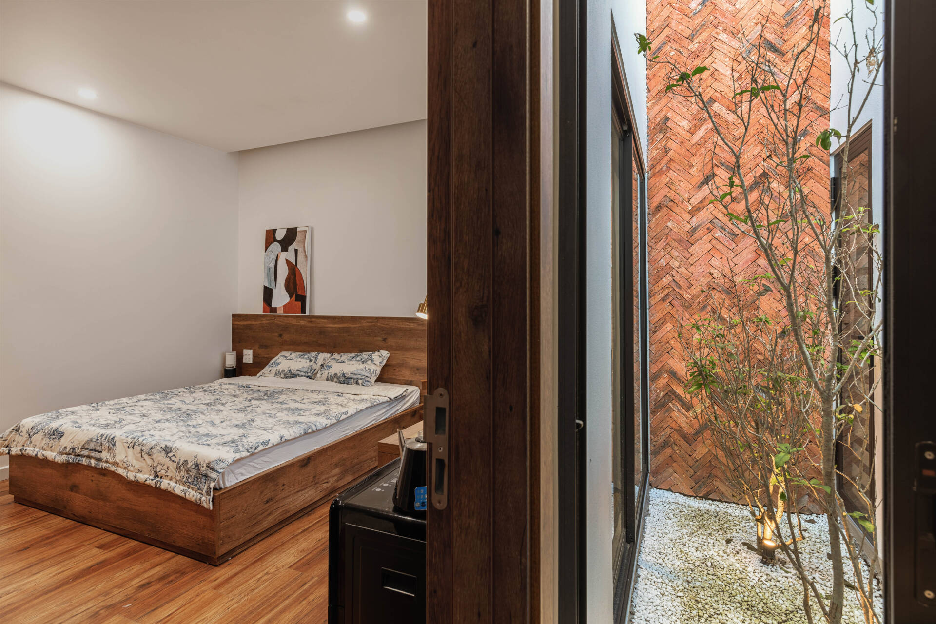 LING HOUSE - Ngôi nhà thiết kế “đóng-mở” độc đáo với 3 giếng trời | The ...