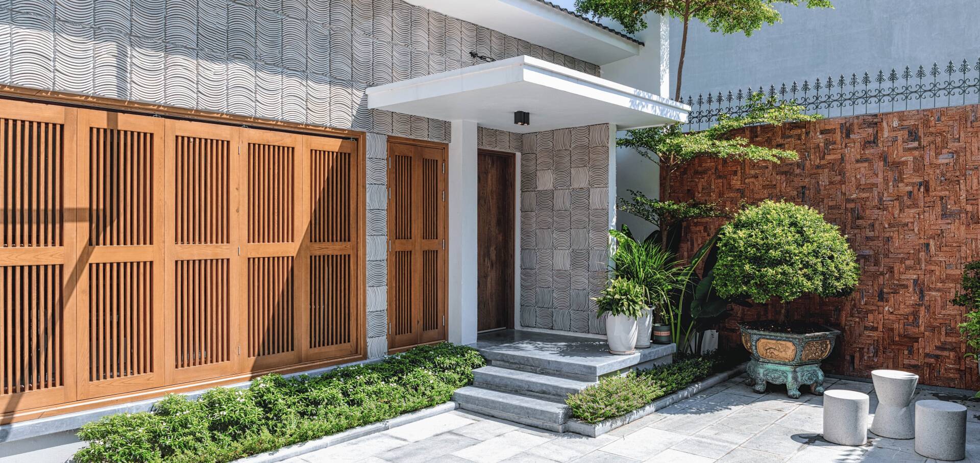 LING HOUSE - Ngôi nhà thiết kế “đóng-mở” độc đáo với 3 giếng trời | The House Of Studio