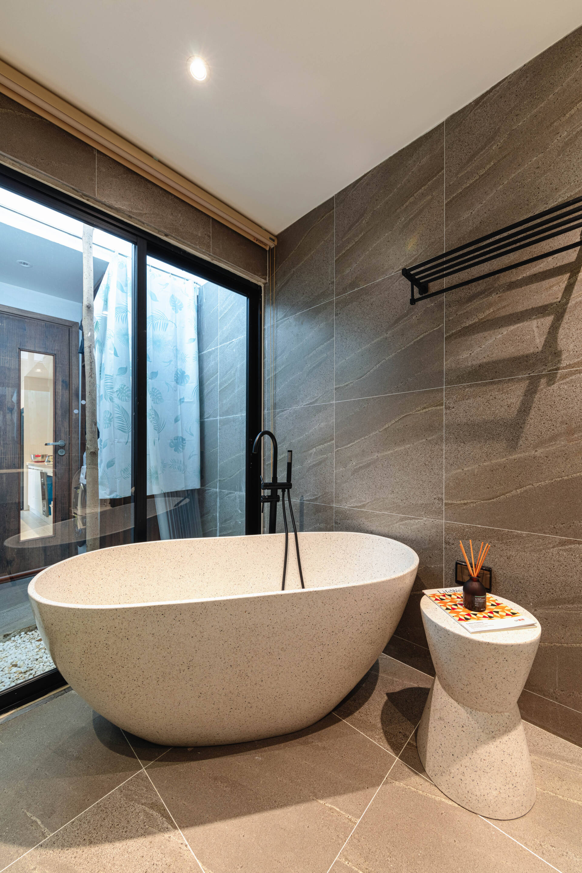 LING HOUSE - Ngôi nhà thiết kế “đóng-mở” độc đáo với 3 giếng trời | The ...