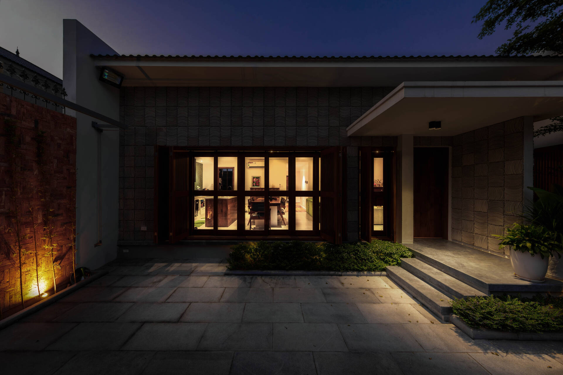 LING HOUSE - Ngôi nhà thiết kế “đóng-mở” độc đáo với 3 giếng trời | The ...