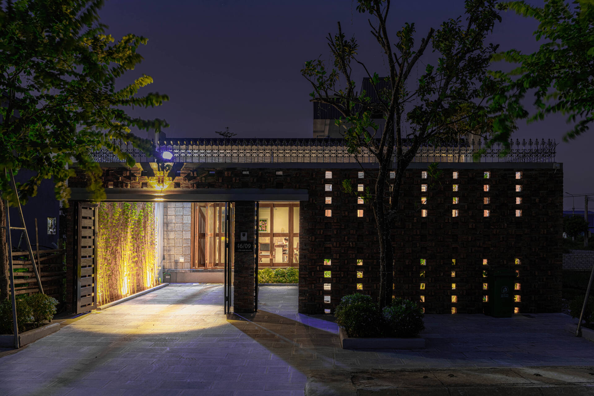 LING HOUSE - Ngôi nhà thiết kế “đóng-mở” độc đáo với 3 giếng trời | The ...