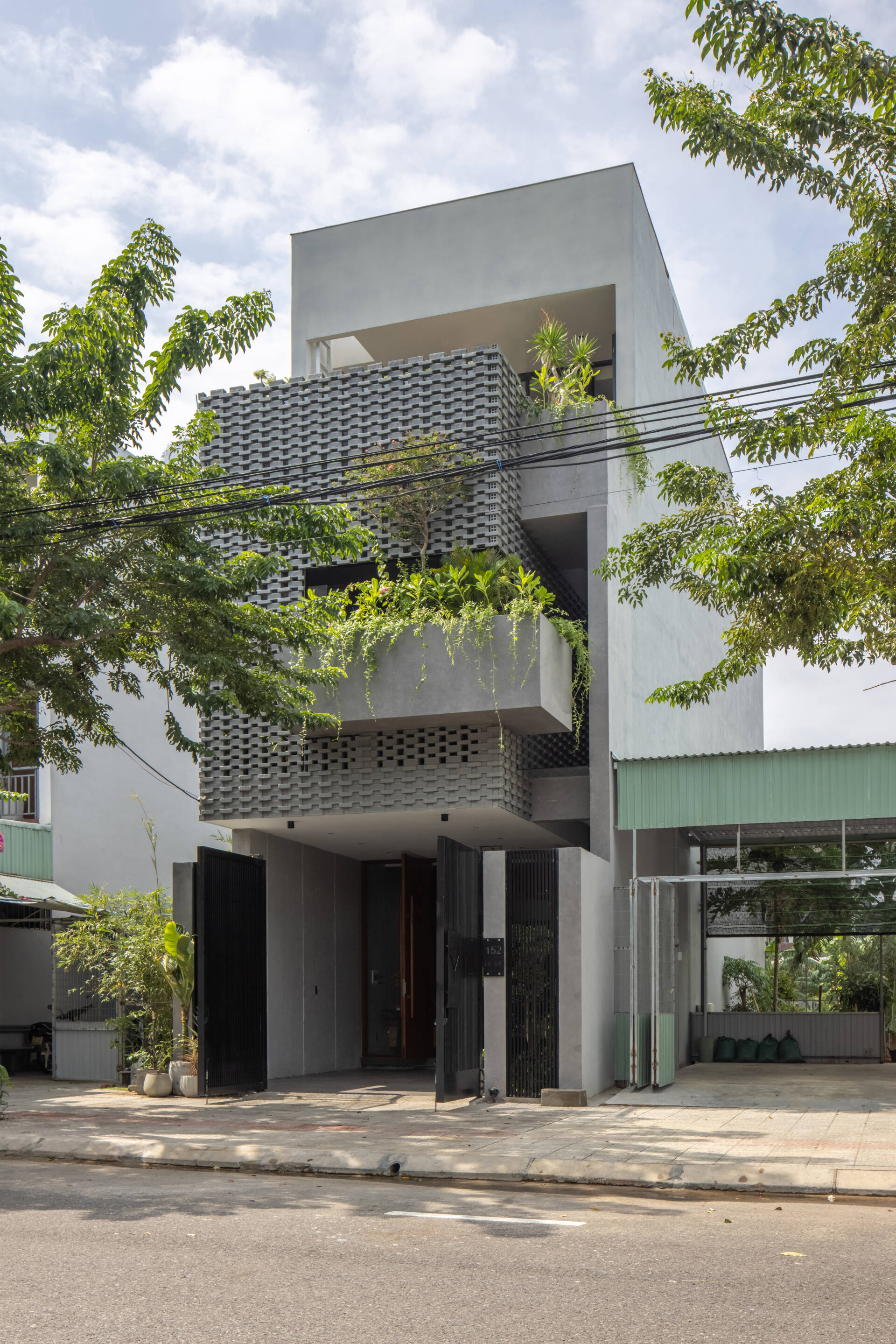 HY House - Không gian mở xanh mát giữa đô thị tấp nập | TRAN TRUNG ...