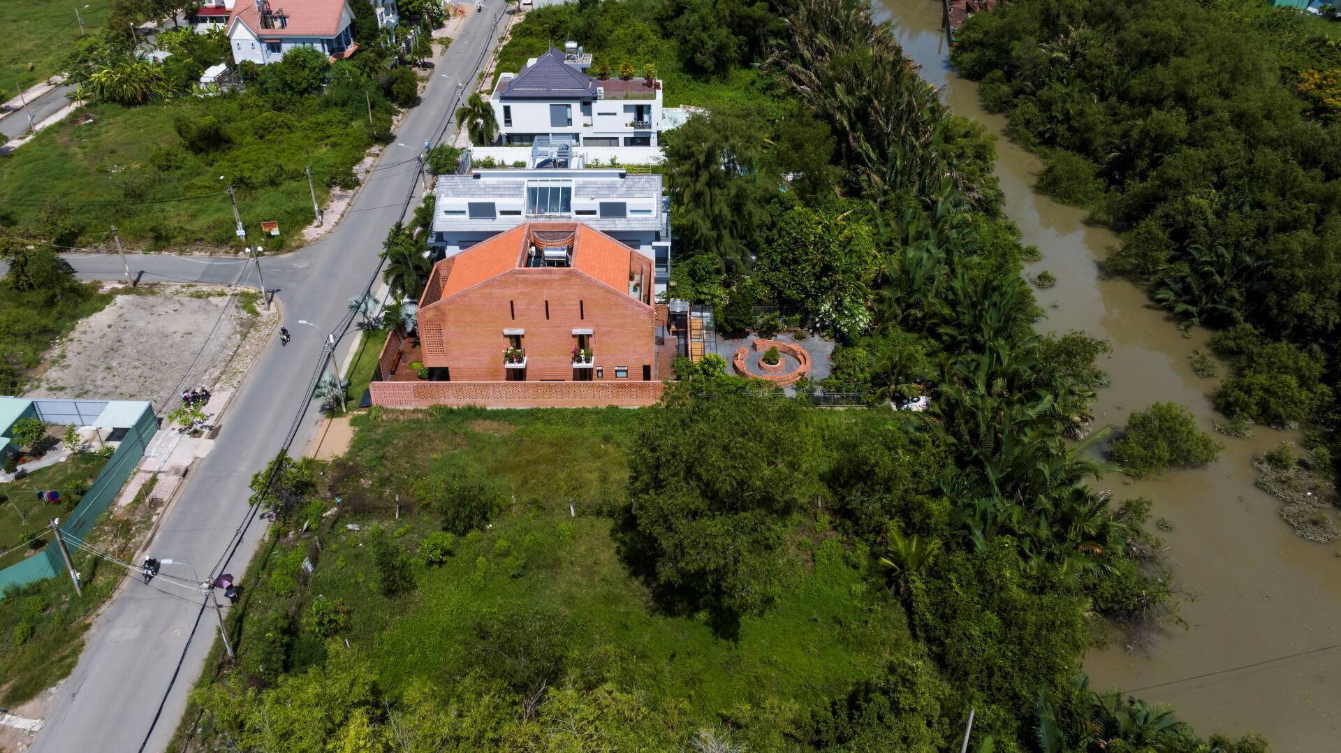 Nhà Bè House: Ngôi nhà tường gạch rỗng chan hòa cùng thiên nhiên ...
