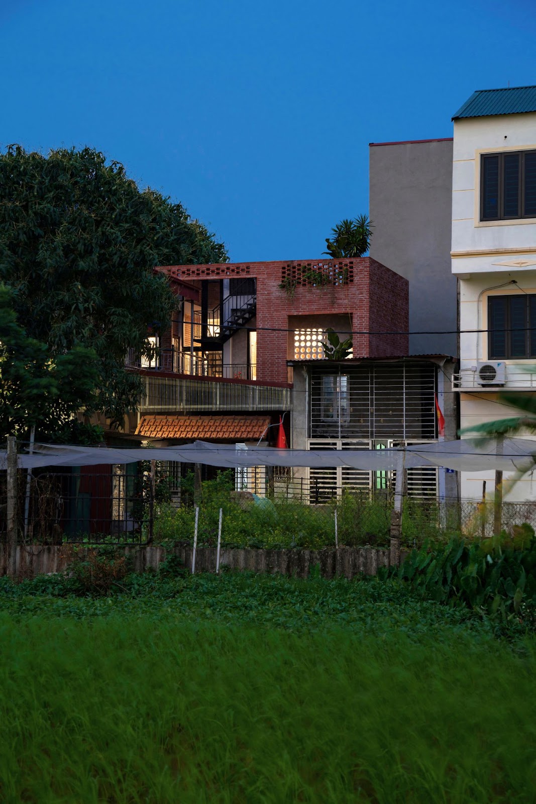 Small Brick House: Ngôi nhà ống sở hữu 2 giếng trời | Tung Nguyen ...