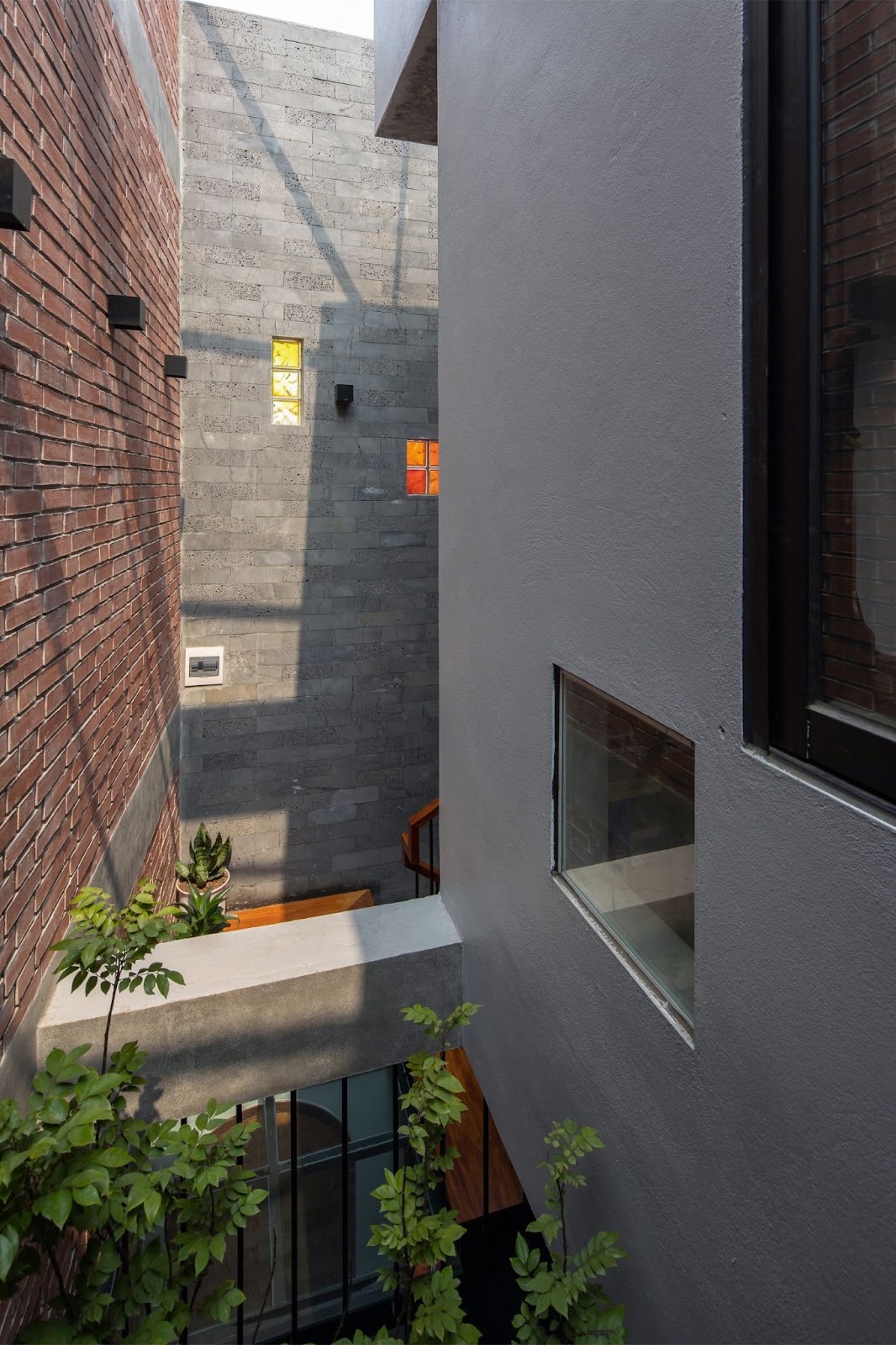 Small Brick House: Ngôi nhà ống sở hữu 2 giếng trời | Tung Nguyen ...