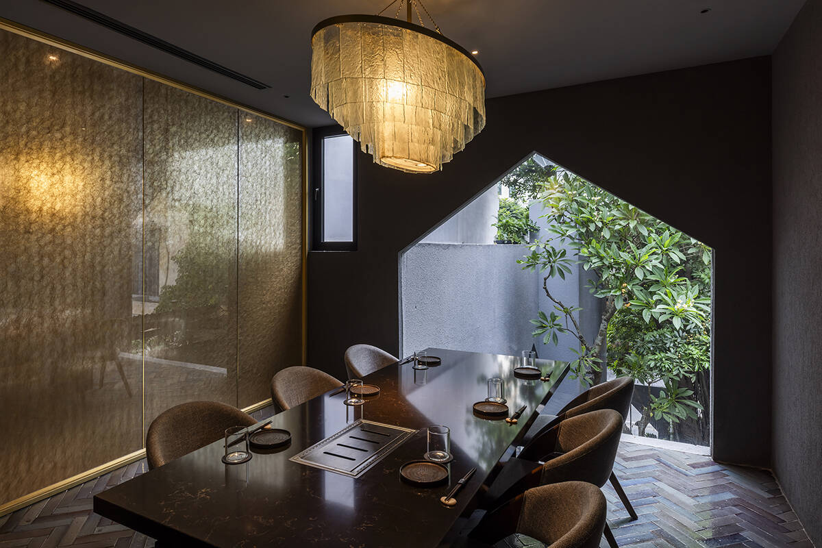 Crystal Restaurant: Sang trọng, lấp lánh trong không gian pha lê | NH ...