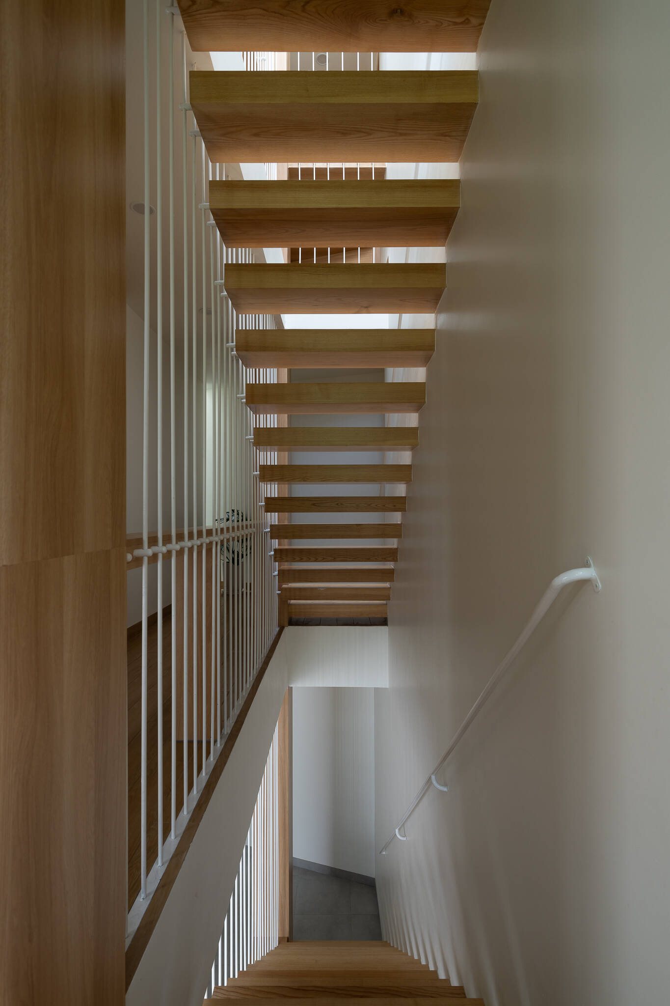 PT House: Nhà phố “xanh” trên mảnh đất dạng chéo | 90odesign