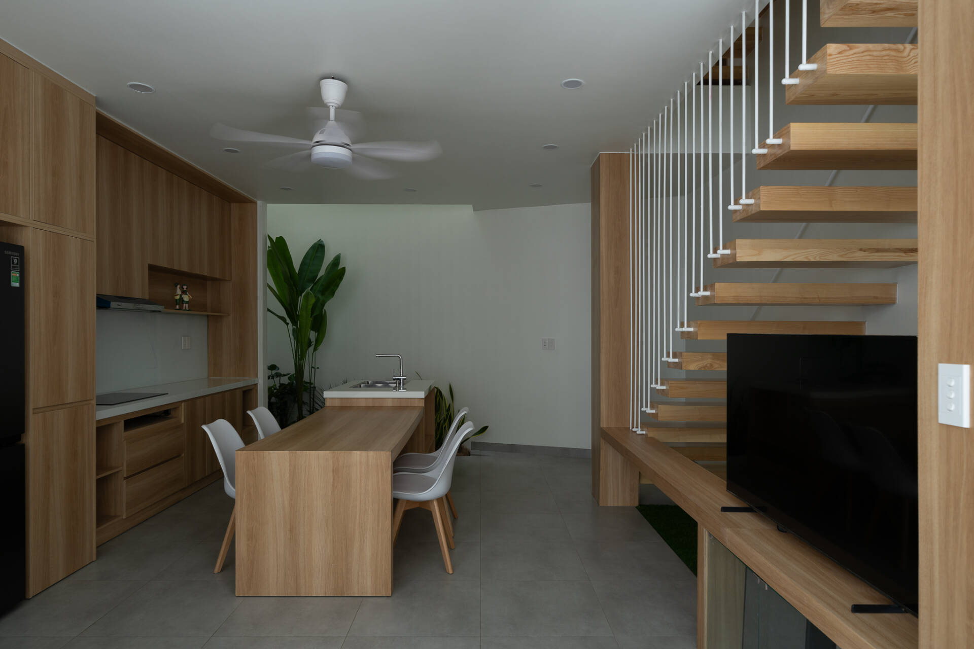 PT House: Nhà phố “xanh” trên mảnh đất dạng chéo | 90odesign