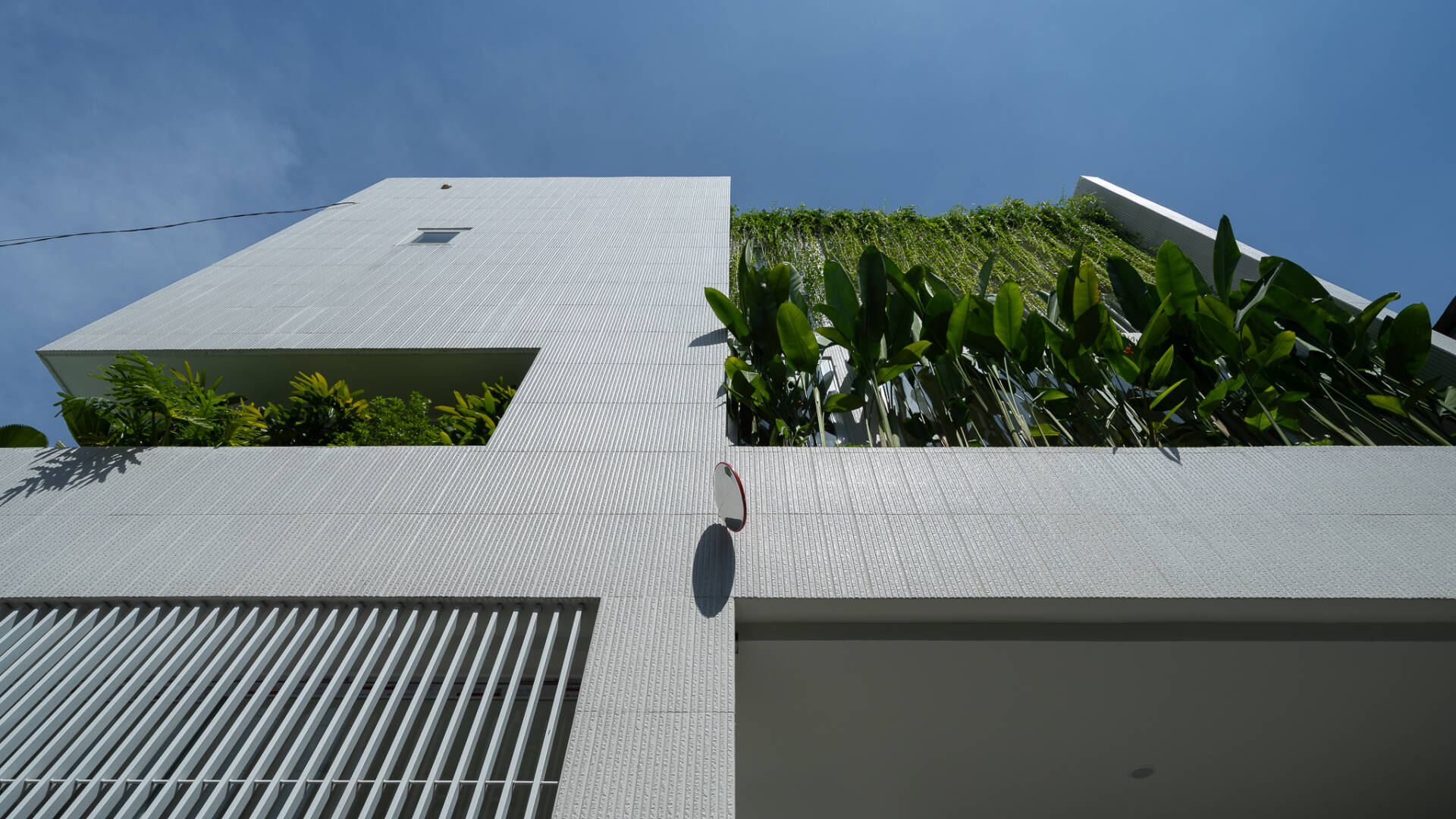 PT House: Nhà phố “xanh” trên mảnh đất dạng chéo | 90odesign