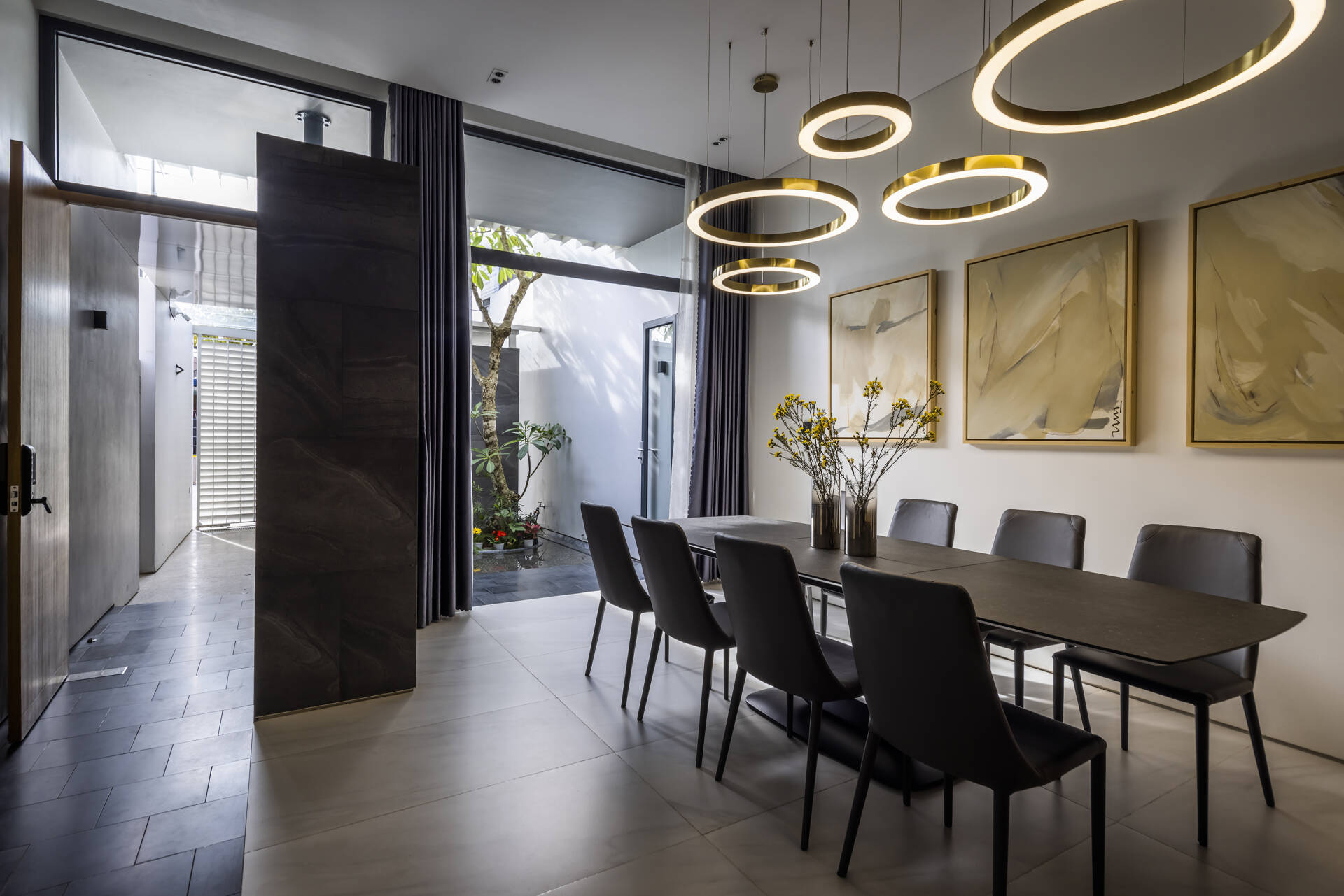 TP House - Nhà ở đô thị, náo nhiệt bên ngoài, yên ả bên trong | Studio Voi