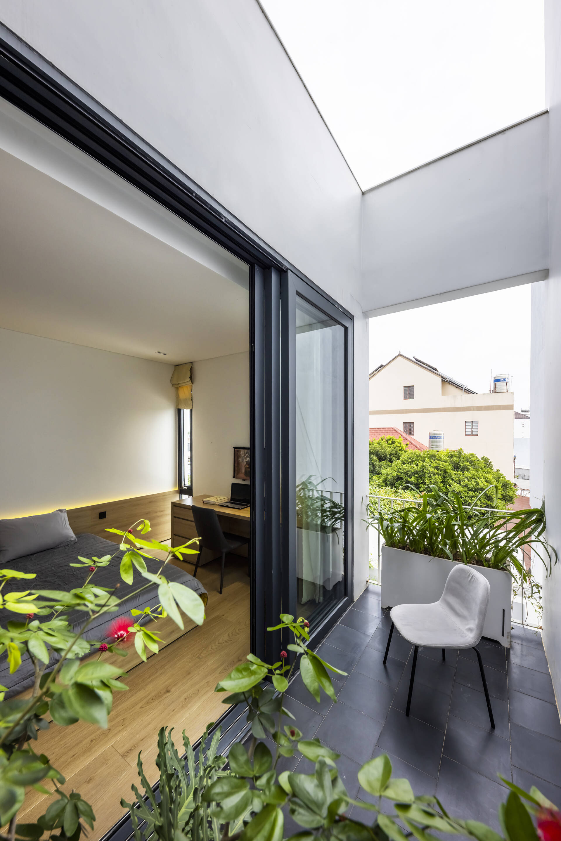 TP House - Nhà ở đô thị, náo nhiệt bên ngoài, yên ả bên trong | Studio Voi