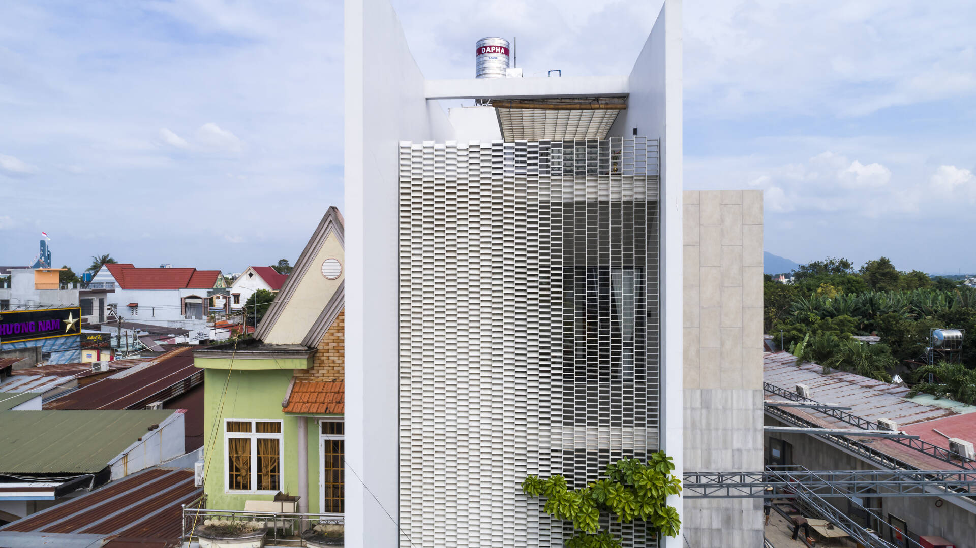 TP House - Nhà ở đô thị, náo nhiệt bên ngoài, yên ả bên trong | Studio Voi