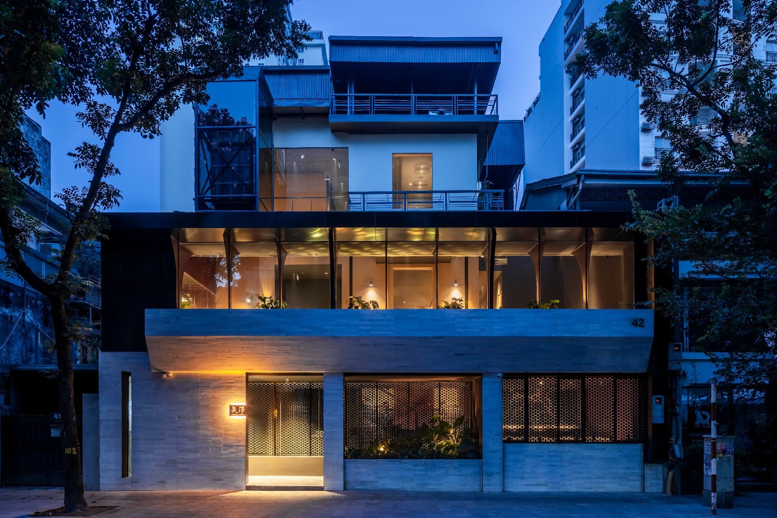 Nhà hàng Yazawa: Các không gian kết nối bằng vật liệu sắt | Takashi Niwa Architects