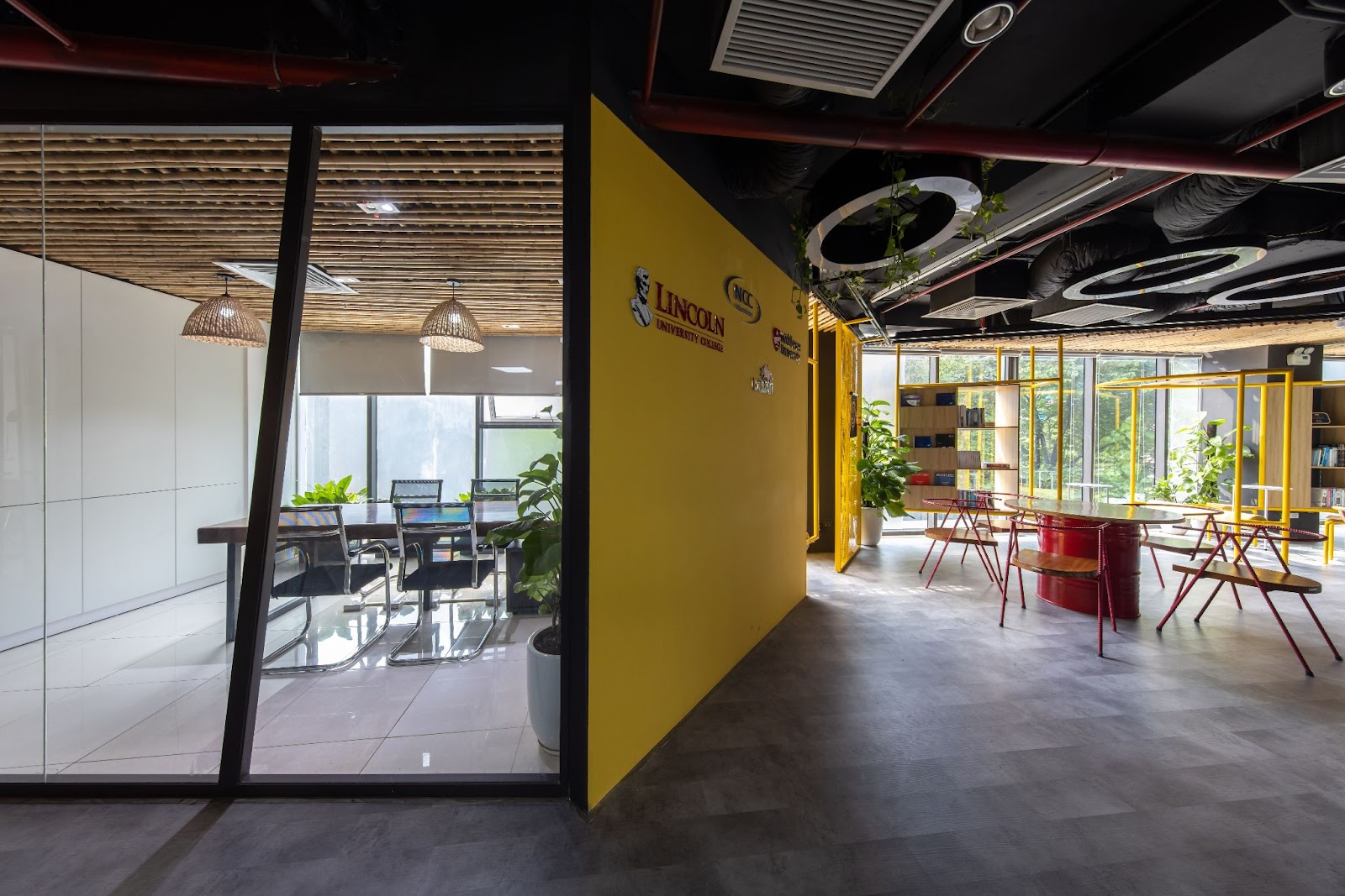 Trường đào tạo lập trình viên quốc tế Aptech: Thiết kế linh hoạt với những khoảng không gấp khúc ...