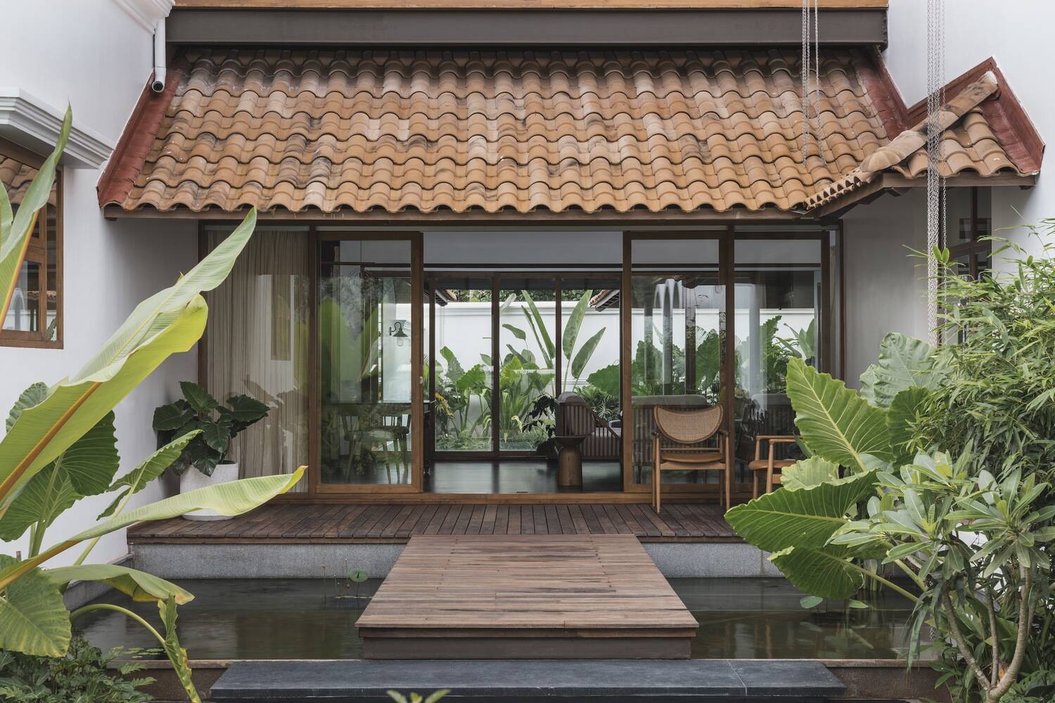 Lilly House: Thiên đường nhiệt đới giữa thành phố | Aslam Sham Architects