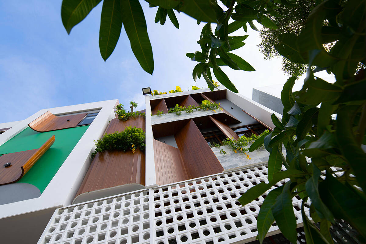 A2 House - Nhà phố vận dụng giải pháp “nếp gấp” để điều tiết nắng Hướng ...