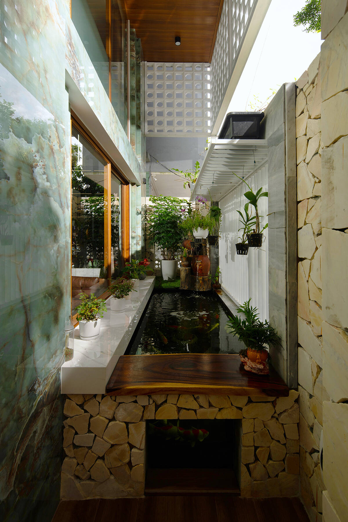 A2 House - Nhà phố vận dụng giải pháp “nếp gấp” để điều tiết nắng Hướng ...