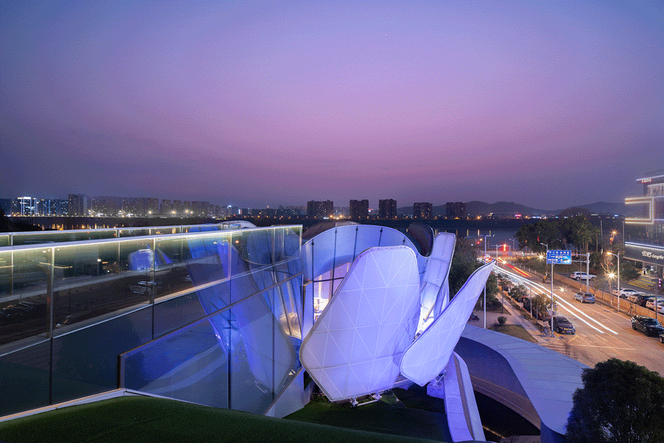 Line+ Studio thiết kế tòa nhà động hình ‘Hoa Sen’ trên sông Tương Giang