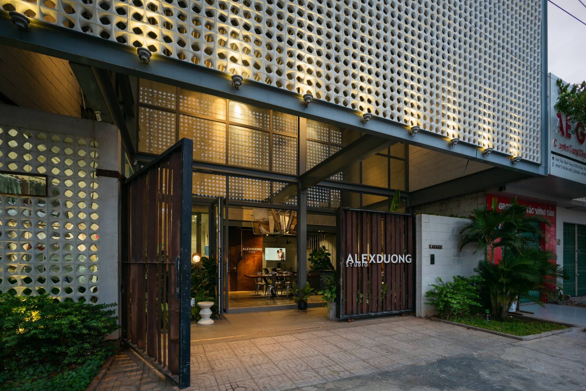 V-House: Câu chuyện cổ tích trên mái giữa lòng phố thị | Countryhouse ...