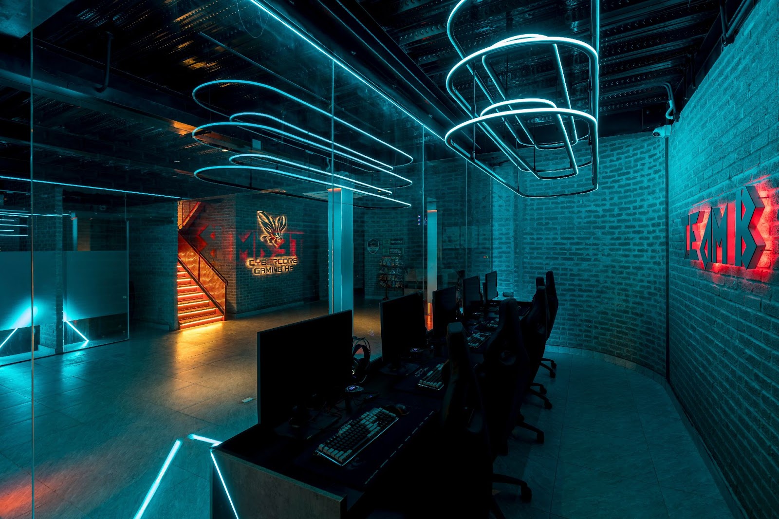 Cybercore gaming HP sử dụng gạch bê tông cốt liệu | Kiến trúc Maison CL.ou