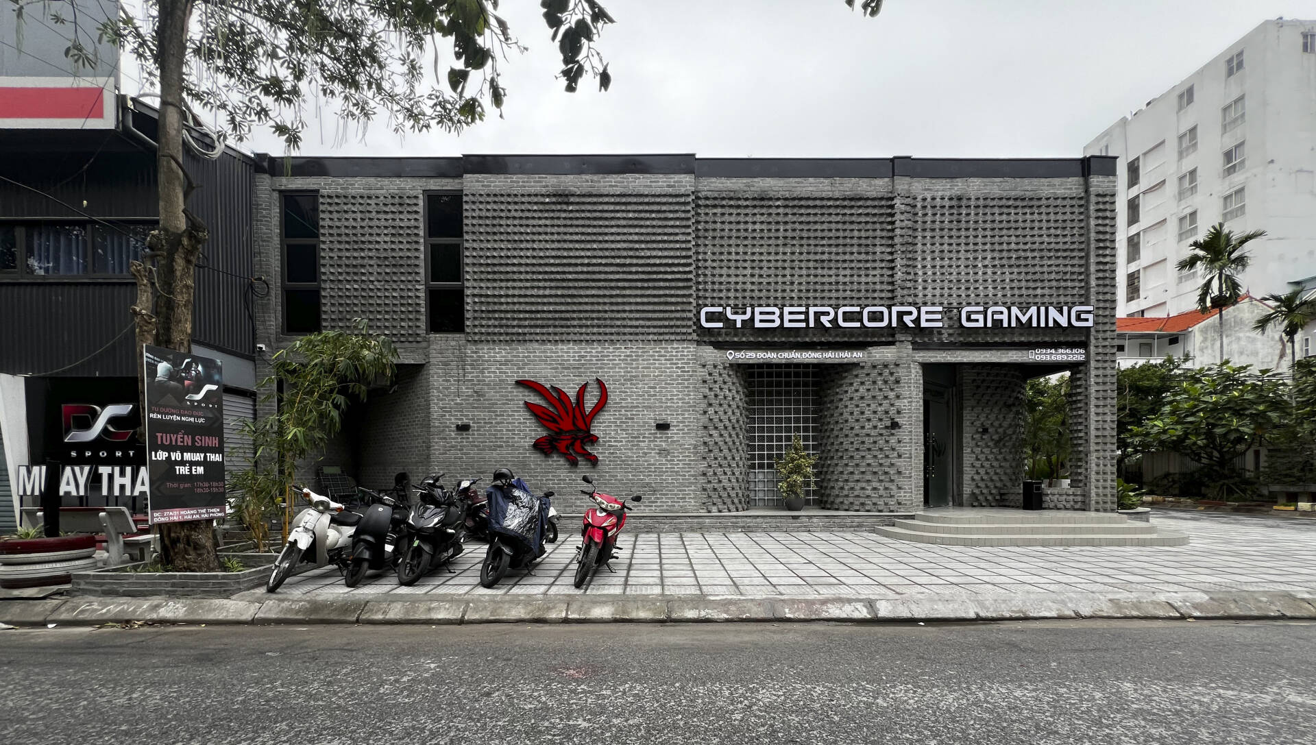 Cybercore gaming HP sử dụng gạch bê tông cốt liệu | Kiến trúc Maison CL.ou