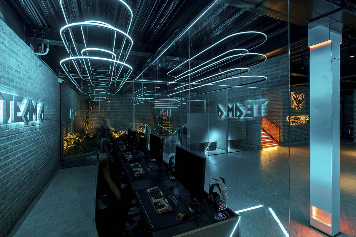 Cybercore gaming HP sử dụng gạch bê tông cốt liệu | Kiến trúc Maison CL.ou