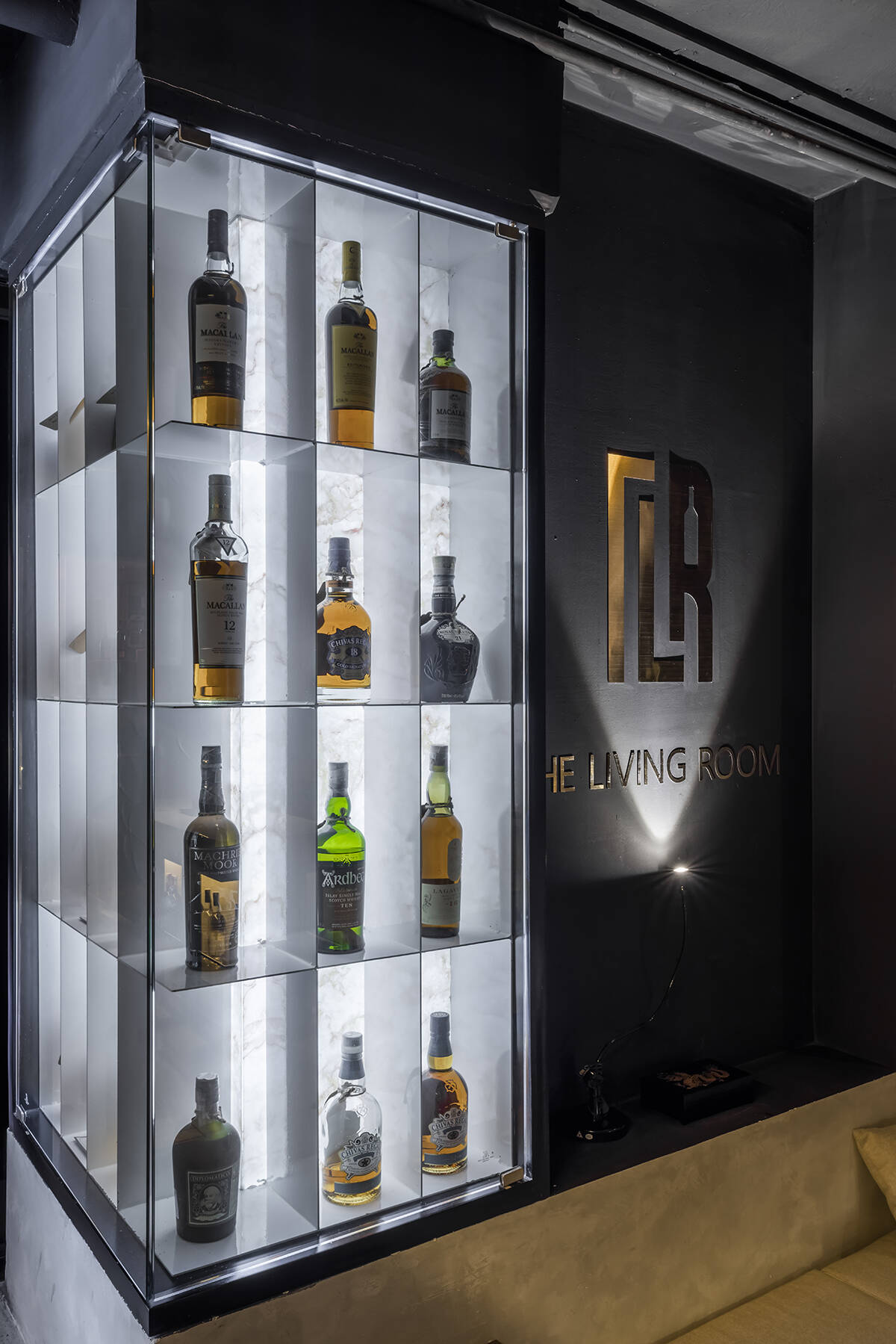 The Living Room - Quán bar phong cách hiện đại với quầy rượu chìm ...
