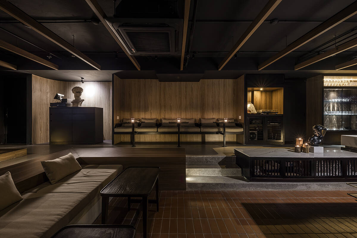 The Living Room - Quán bar phong cách hiện đại với quầy rượu chìm ...