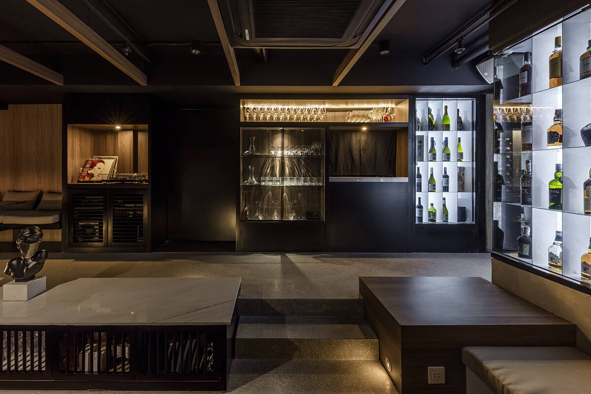 The Living Room - Quán bar phong cách hiện đại với quầy rượu chìm ...