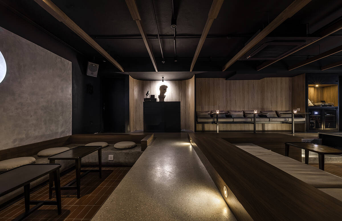 The Living Room - Quán bar phong cách hiện đại với quầy rượu chìm ...