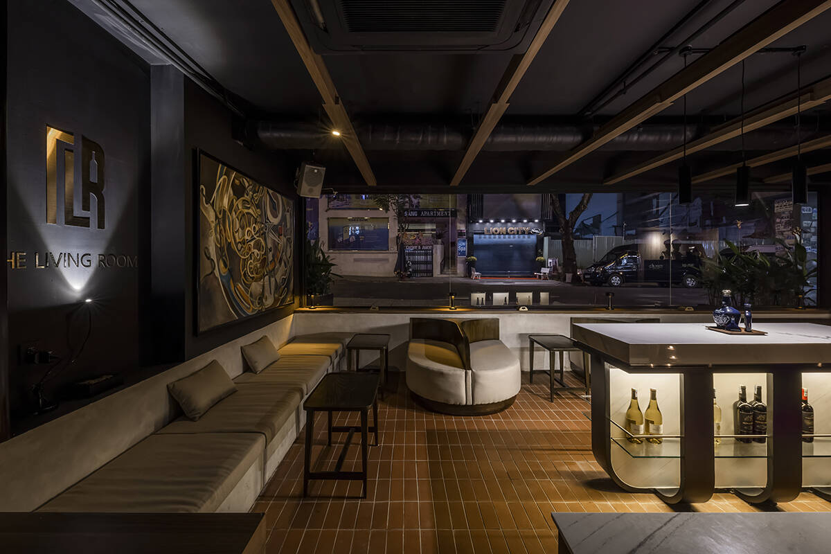 The Living Room - Quán bar phong cách hiện đại với quầy rượu chìm ...