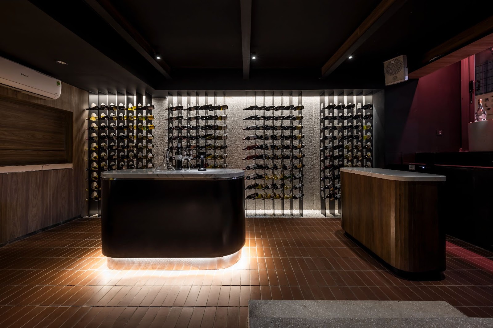 The Living Room - Quán bar phong cách hiện đại với quầy rượu chìm ...