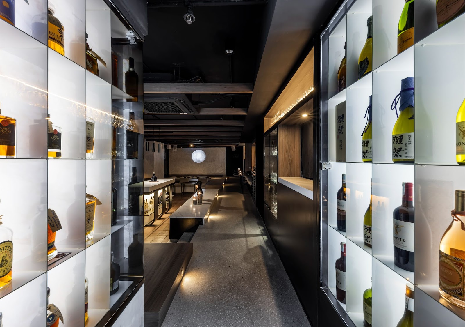 The Living Room - Quán bar phong cách hiện đại với quầy rượu chìm ...