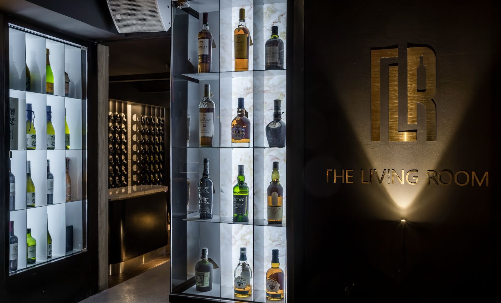 The Living Room - Quán bar phong cách hiện đại với quầy rượu chìm ...