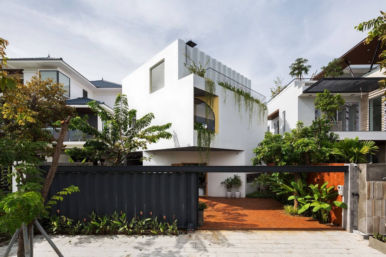 TP House - Nhà ở đô thị, náo nhiệt bên ngoài, yên ả bên trong | Studio Voi