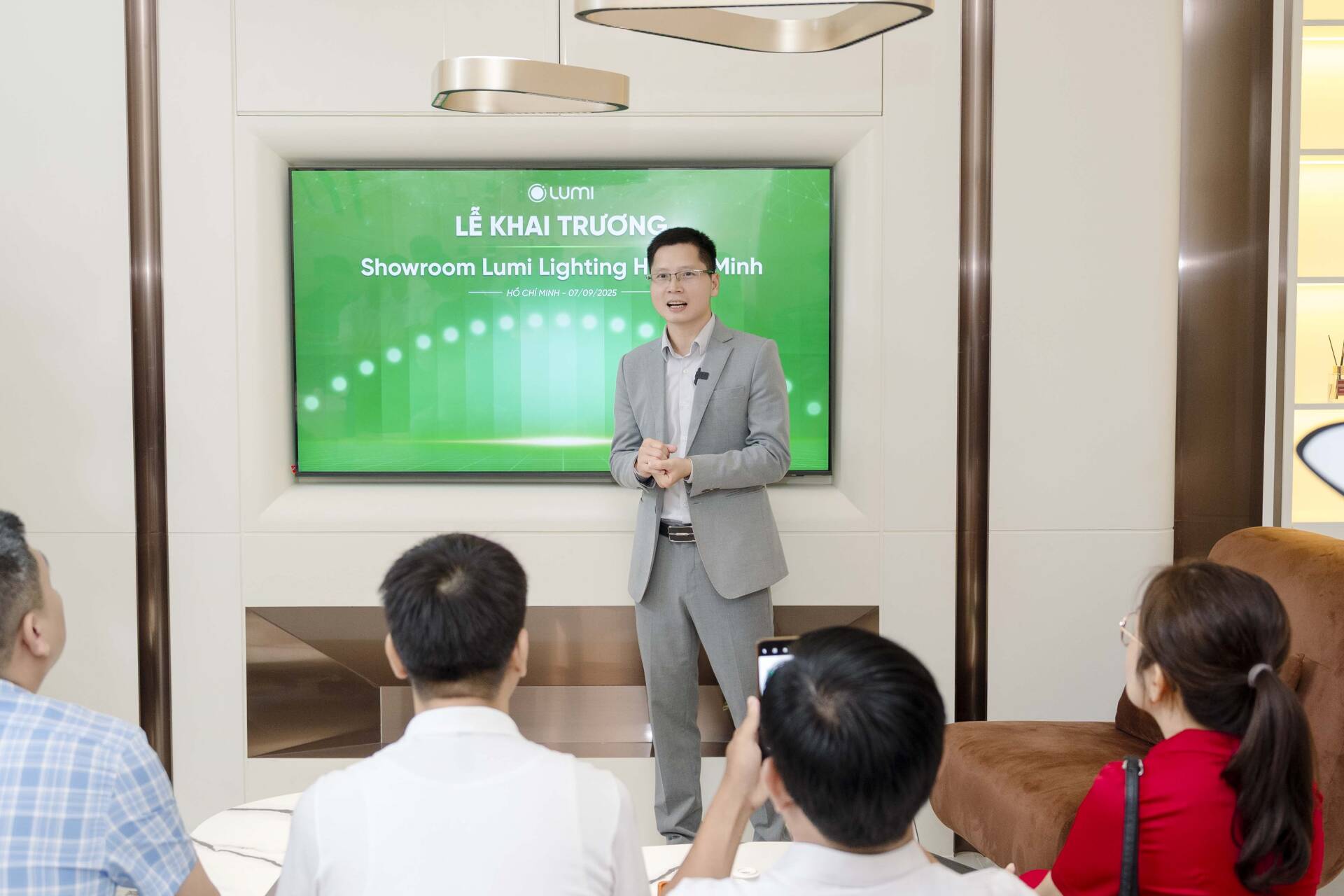 Theo đuổi sứ mệnh “Chiếu sáng vì sức khỏe” Lumi khai trương hệ thống ...