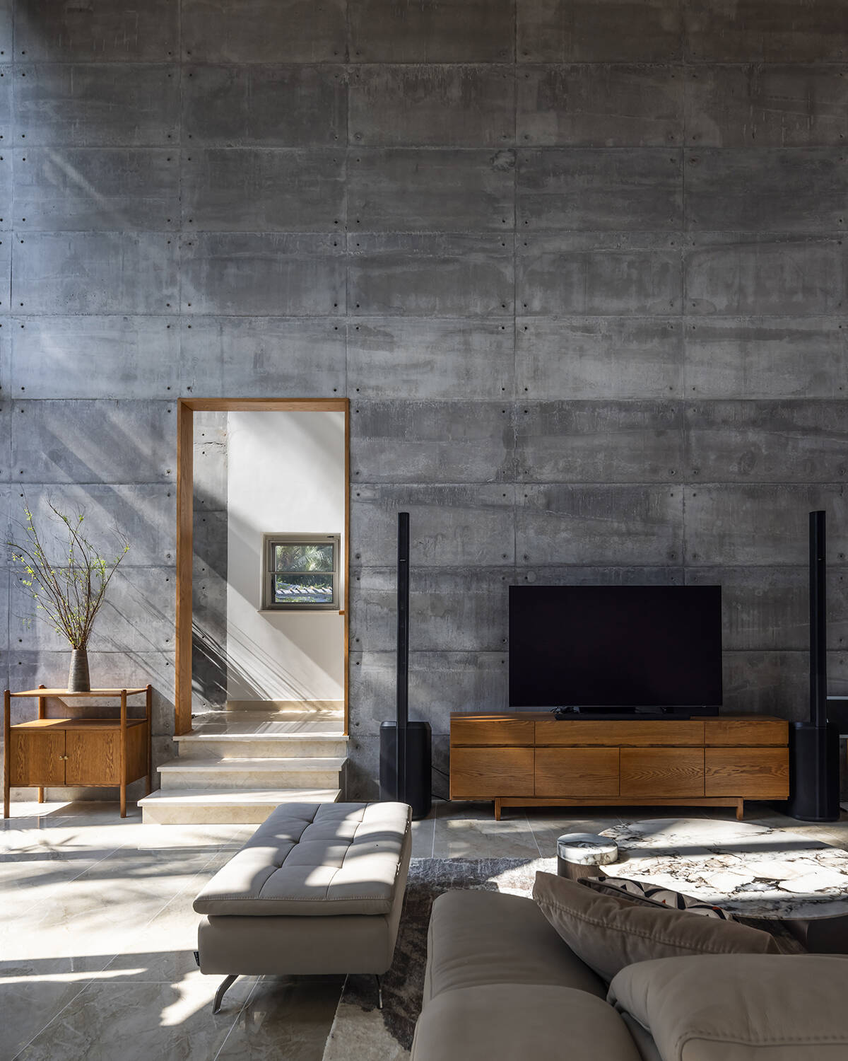 Touch House: Kết nối ba thế hệ bằng kiến trúc bê tông và sân vườn ...