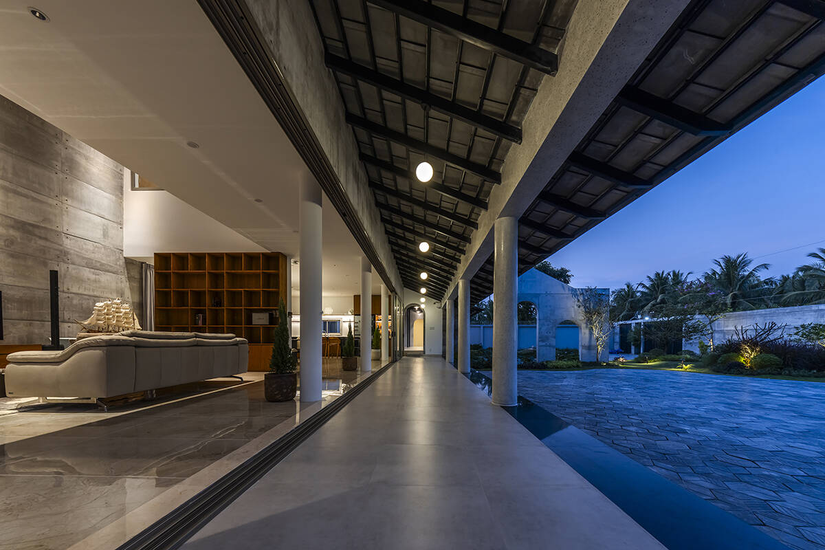 Touch House: Kết nối ba thế hệ bằng kiến trúc bê tông và sân vườn ...