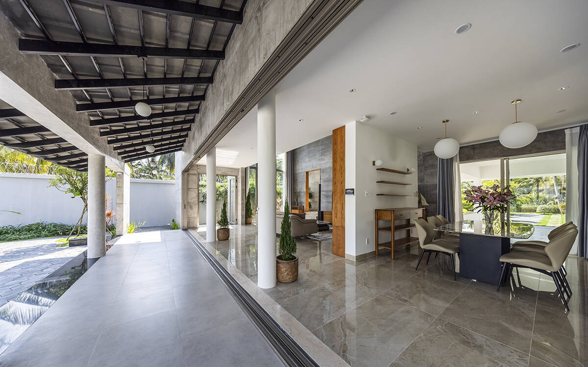 Touch House: Kết nối ba thế hệ bằng kiến trúc bê tông và sân vườn ...